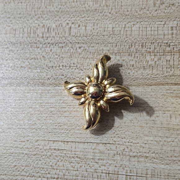 Monet | Jewelry | Vintage Monet Sunflower Gold Tone Floral Brooch ...
